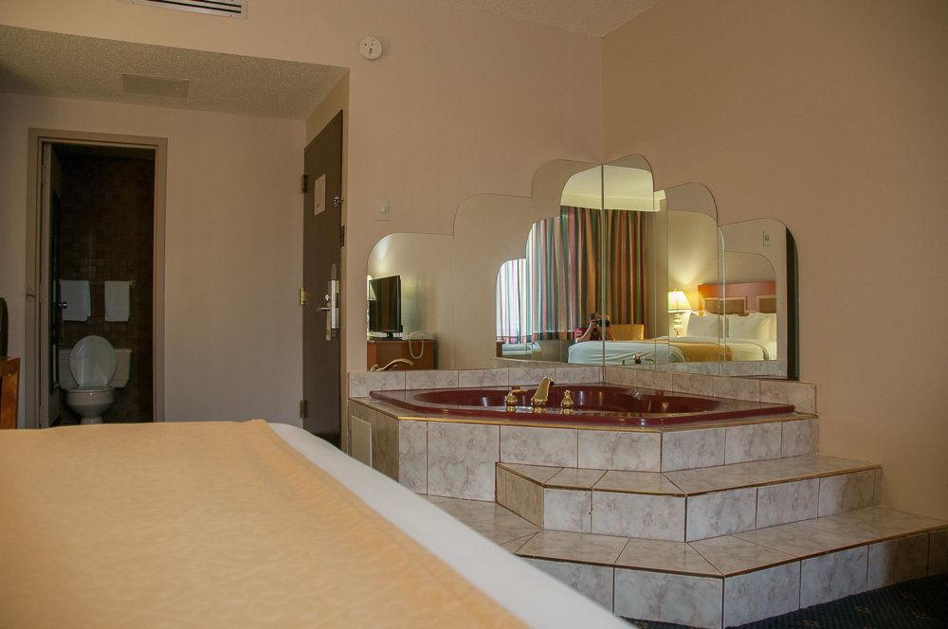 LELUX HOTEL MONTREAL, QC
